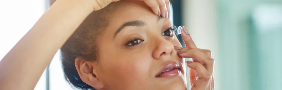 Como remover as lentes de contacto corretamente?